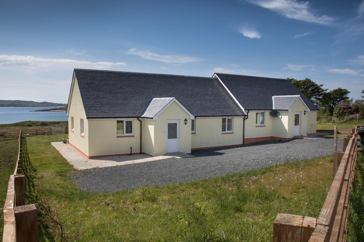 Lochside holiday cottage near Bunessan